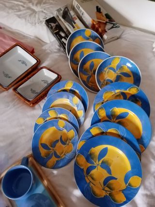 Servizio di piatti, posate e bicchieri