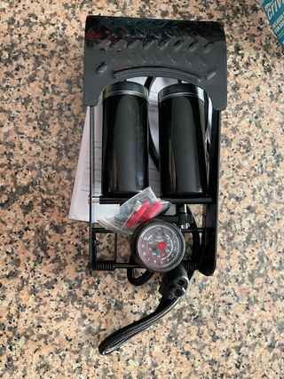 Pompa pedale doppio cilindro per gonfiaggio Crivit