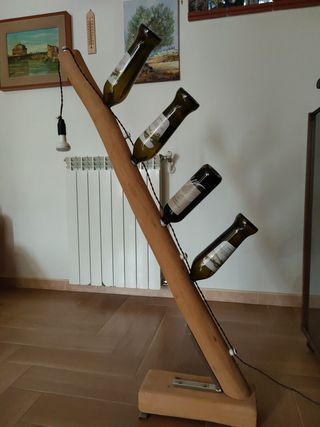 lampada da terra in legno portabottiglie artigian.