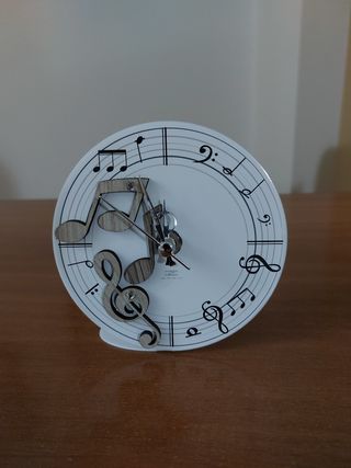 Orologio bianco con note musicali