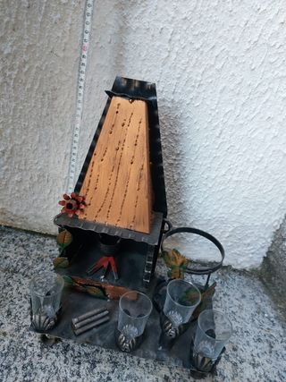 caminetto decorativo in metallo con bicchierini