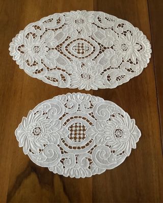 Coppia di centrini in puro lino