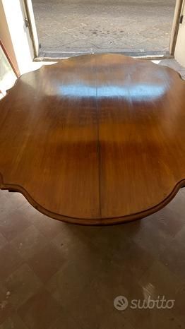 Tavolo antico completo di sedie