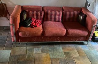 Divanetto rosso in tessuto e ferro