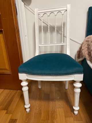 sedia in legno bianca e verde acqua