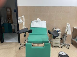 Sedia ostetrica e lampada