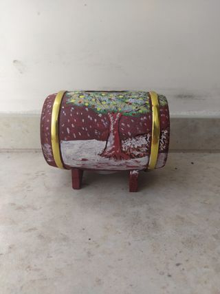 Salvadanaio in legno dipinto a mano