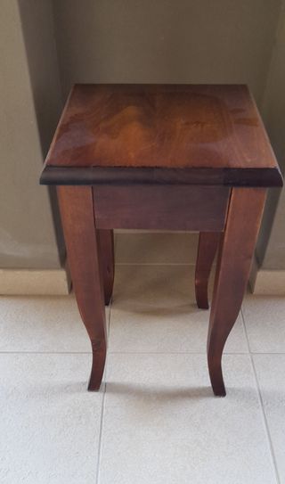 Tavolino di legno in noce