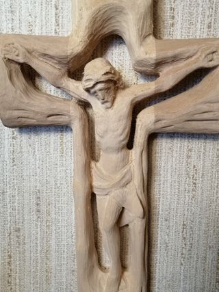 bellissimo crocifisso in legno grezzo