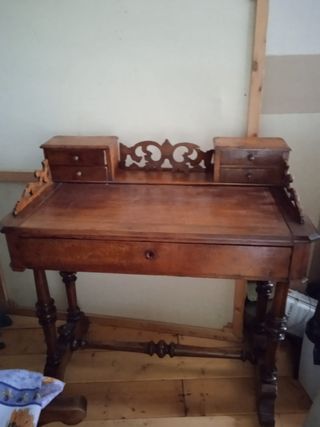 Scrivania proveniente studio