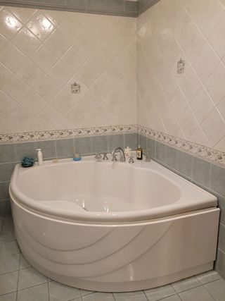 Vasca da bagno completa di rubinetteria