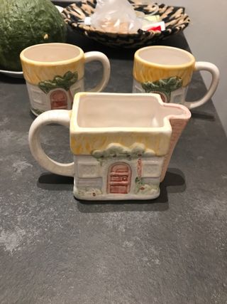 set di due tazze e brocca in ceramica
