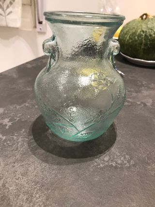 vasetto in vetro con decorazione floreale