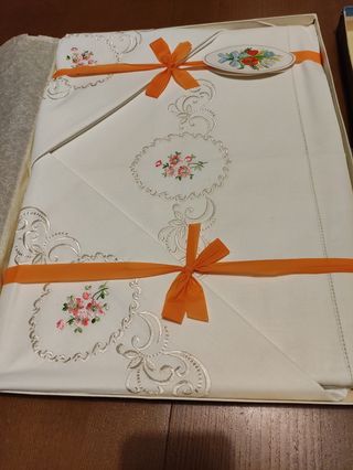 Lenzuolo ricamato a mano