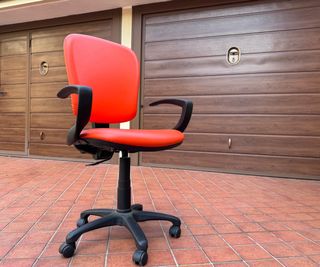 Sedia con braccioli in similpelle arancione