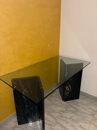 TAVOLO IN VETRO E MARMO E SEDIA IN PELLE