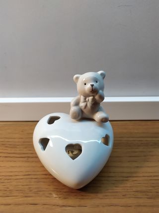 Orsetto su cuore luminoso