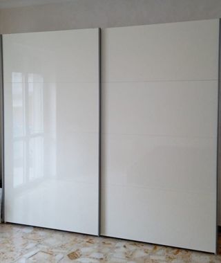 Armadio bianco con 2 ante scorrevoli