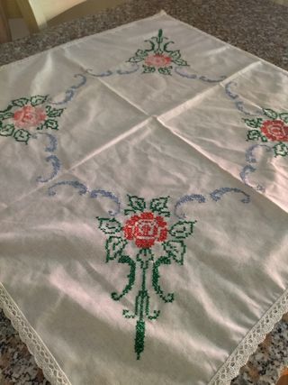 Tovaglietta bianca con ricami a mano