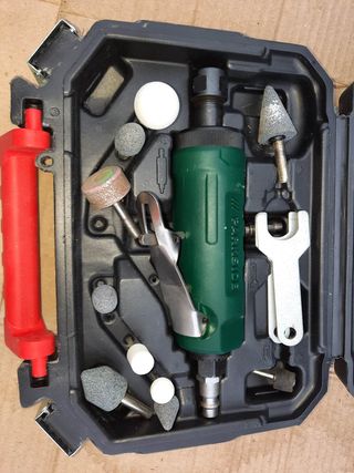 Smerigliatrice pneumatica con accessori.