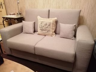 Divano a due posti in stoffa.