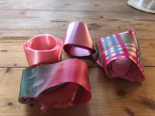 4 ritagli di nastro da pacchi regalo rosa