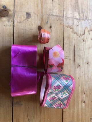3 ritagli nastro da pacchi regalo rosa e 1 fiocco