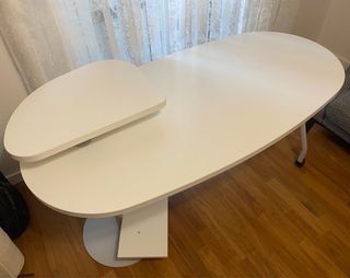 scrivania con porta computer