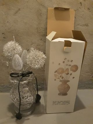 Lampada a forma di vaso con fiori