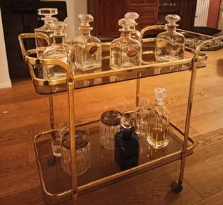 Tavolino vetro con bottiglie