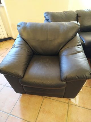 Divano e poltrone neri in vera pelle