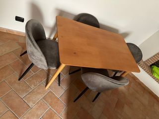 Tavolo legno e sedie in velluto