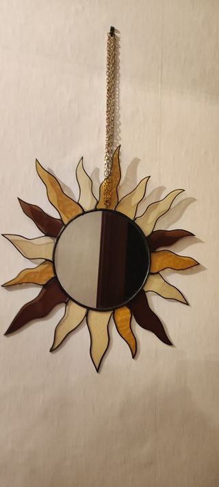 Specchio a forma di sole in vetro colora