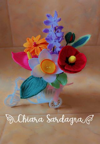 composizioni di fiori fatta all’uncinetto