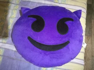 Cuscino emoji "cattivello" viola