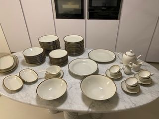 Servizio di piatti in porcella bianco e oro