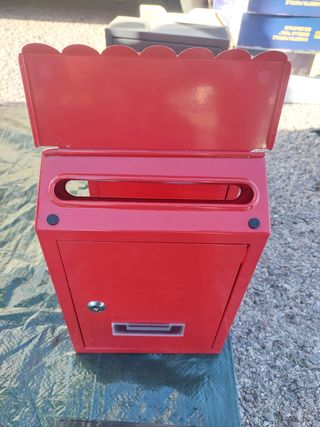 Cassetta rossa per la posta
