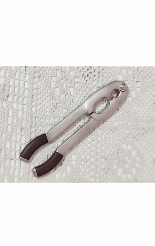 Schiaccianoci utensile cucina acciaio marrone