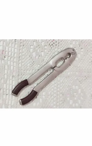 Schiaccianoci marrone acciaio inox utensile