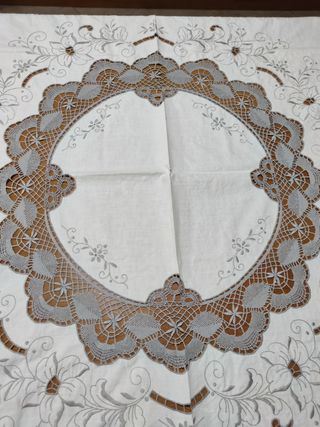 Tovaglia da tavola rotonda, ricamata.