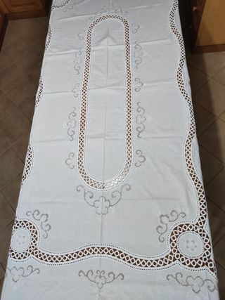 Tovaglia da tavola, ricamata a mano.