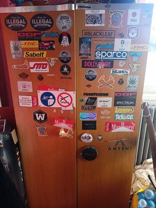 armadio con scaffali