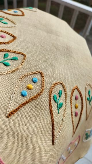 Centro ricamato a mano