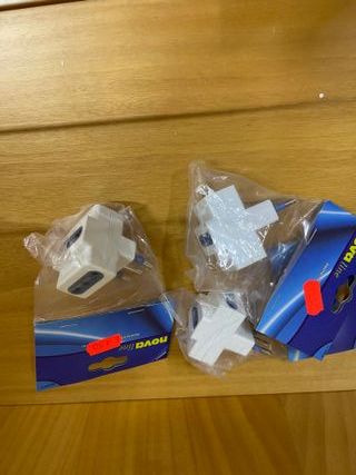 Adattatore a tre per prese corrente. Nuovi. 3Pezzi