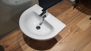 Lavandino sospeso in ceramica 60x44