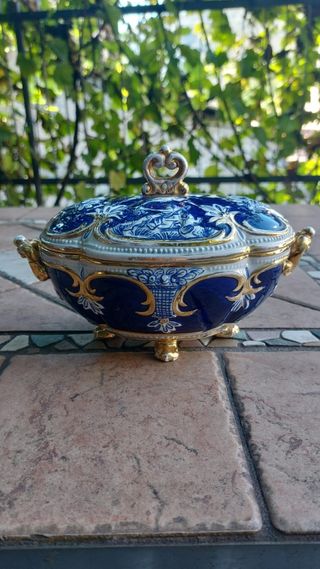 Antico contenitore in ceramica blu e bianchi