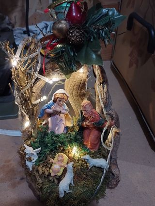 natività su tronco con luci fatto a mano
