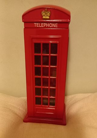 Salvadanaio a forma di cabina telefoniin