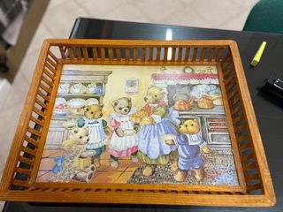 Cestino in legno decorato con orsetti. nuovo