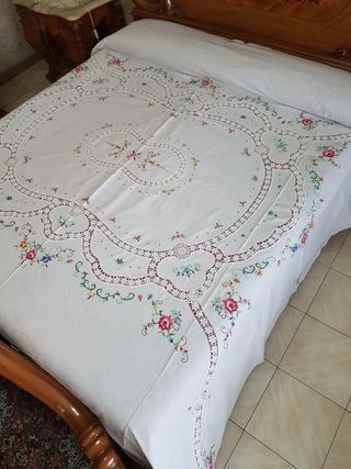 Copriletto matrimoniale, ricamato a mano